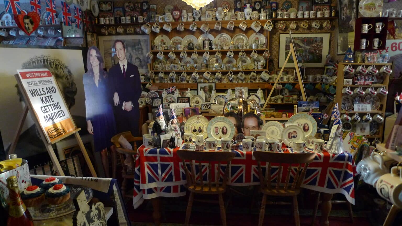 Where to find a Royal Family souvenir store in London